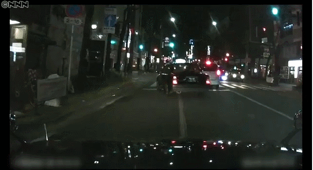 앞사람 치고 길에 누워버리는 일본 만취녀.gif > 자유게시판 | 딜바다닷컴